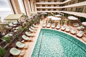 Piscina interior, piscina exterior, espreguiçadeiras 