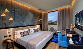Minibar, cofre no quarto, com mobília individualizada, secretária 