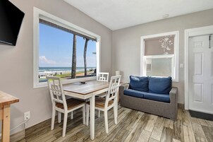 Suíte, 1 quarto, cozinha, de frente para o oceano | Cortinas blackout, ferros/tábuas de passar roupa, berços grátis