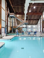 Piscina interna, piscina externa sazonal, espreguiçadeiras