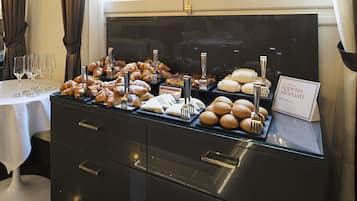 Café da manhã com buffet todos os dias (EUR 30 por pessoa)