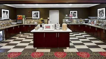 Café da manhã com buffet grátis todos os dias