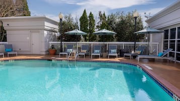 Piscina exterior, da(s) 10:00 à(s) 22:00, espreguiçadeiras