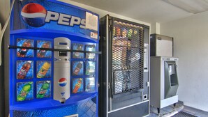 Máquina de vendas com o logotipo da Pepsi e diversas opções de bebidas, incluindo Mountain Dew e Pepsi Max.