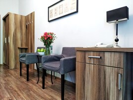 Quarto Duplo Deluxe | 1 quarto, roupa hipoalergénica, cofre no quarto, secretária 