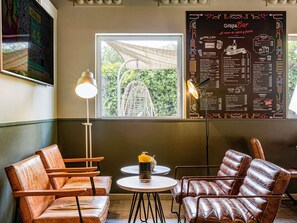 Café da manhã com buffet todos os dias (EUR 10.20 por pessoa)