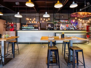 Café da manhã com buffet todos os dias (EUR 10.20 por pessoa) 