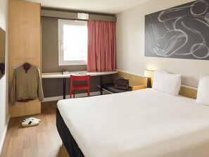 Quarto, 1 cama de casal | Roupa de alta qualidade, secretária, cortinas/cortinados opacos 