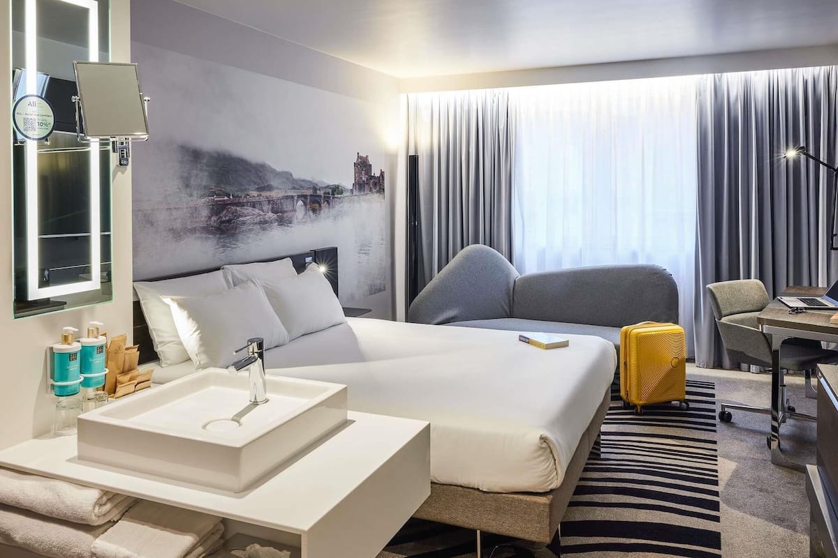 Quarto Executivo, 1 cama queen-size e sofá-cama | Roupa hipoalergénica, minibar, cofre com capacidade para portátil