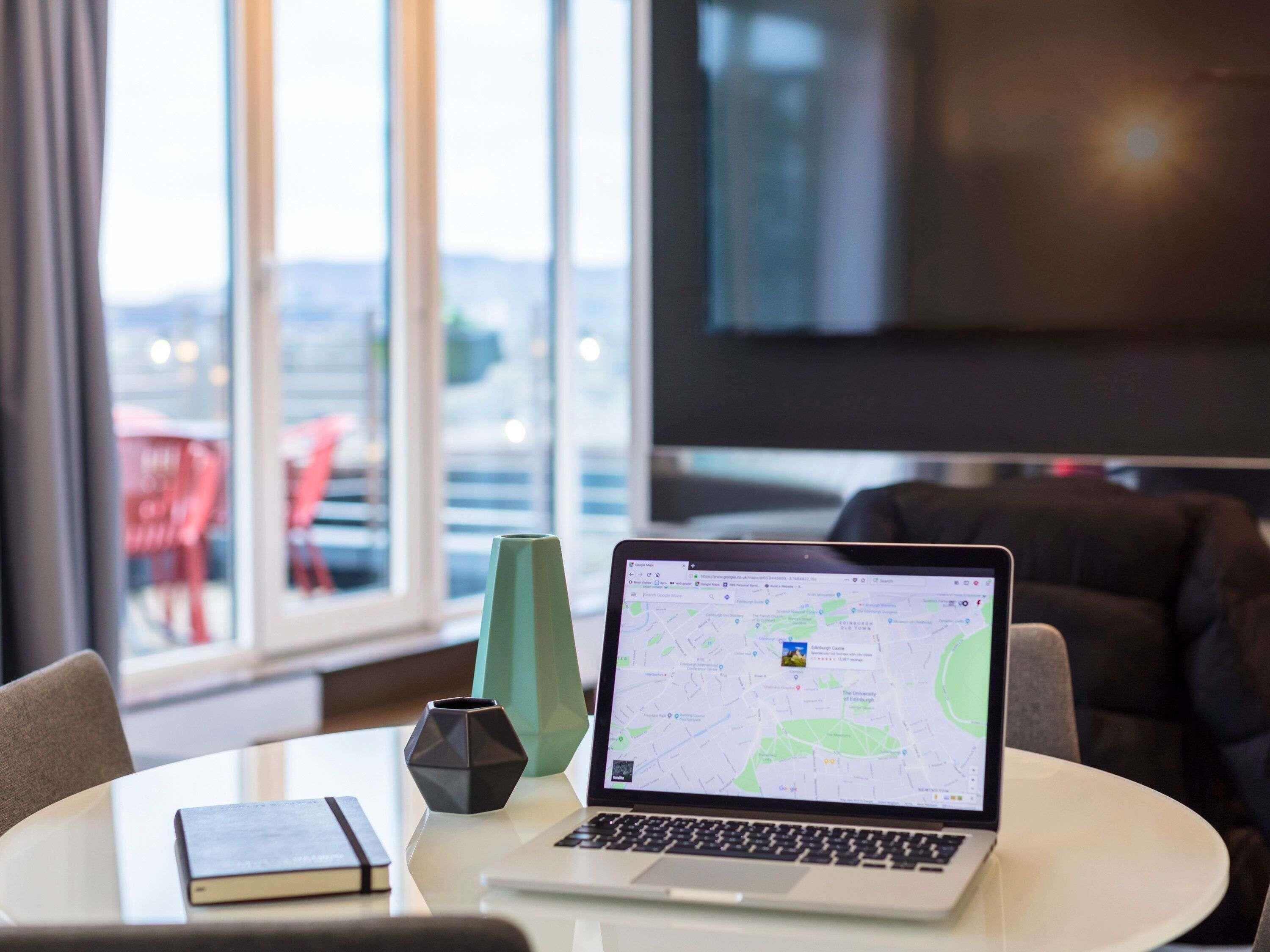 Suite, 1 cama queen-size | Roupa hipoalergénica, minibar, cofre com capacidade para portátil 