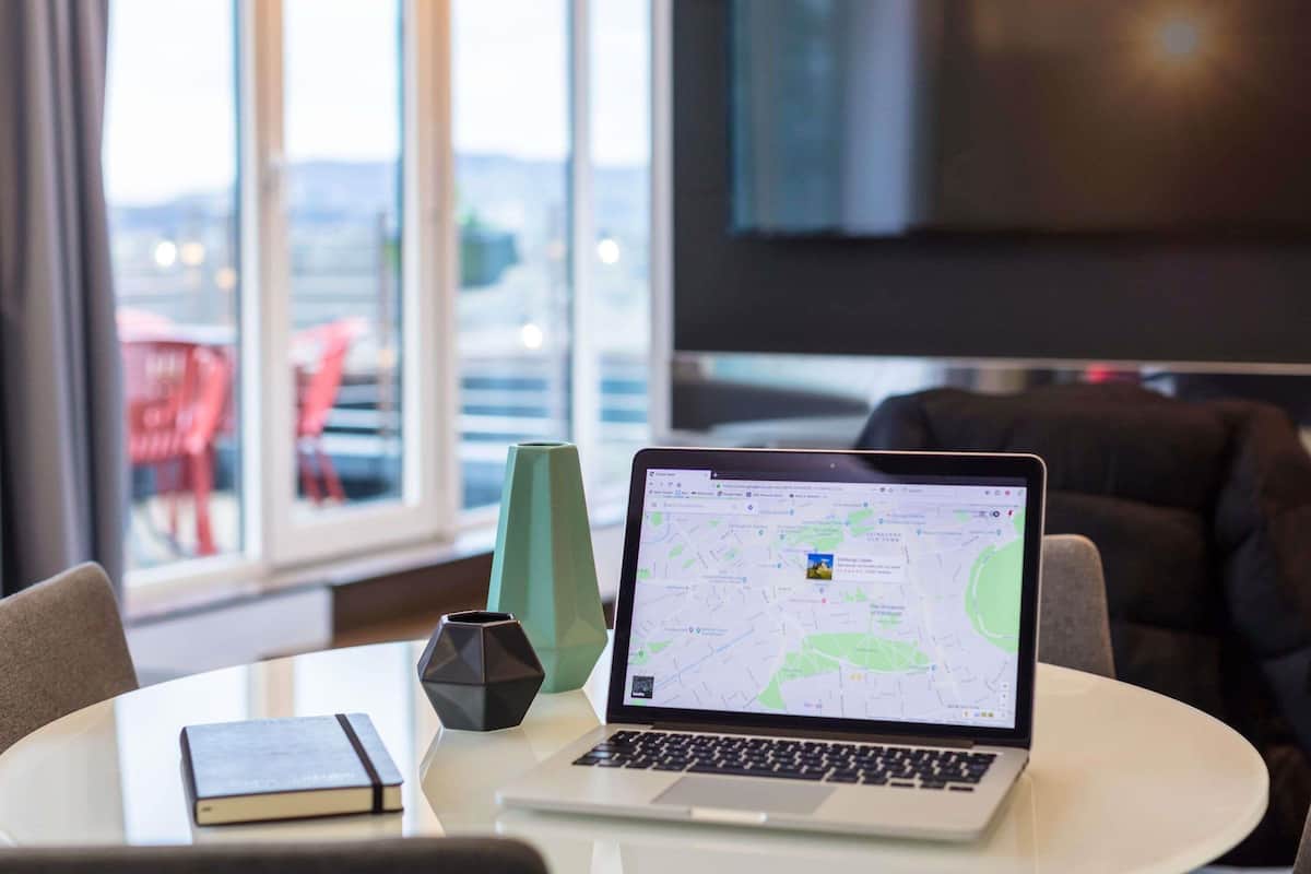 Suite, 1 cama queen-size | Roupa hipoalergénica, minibar, cofre com capacidade para portátil