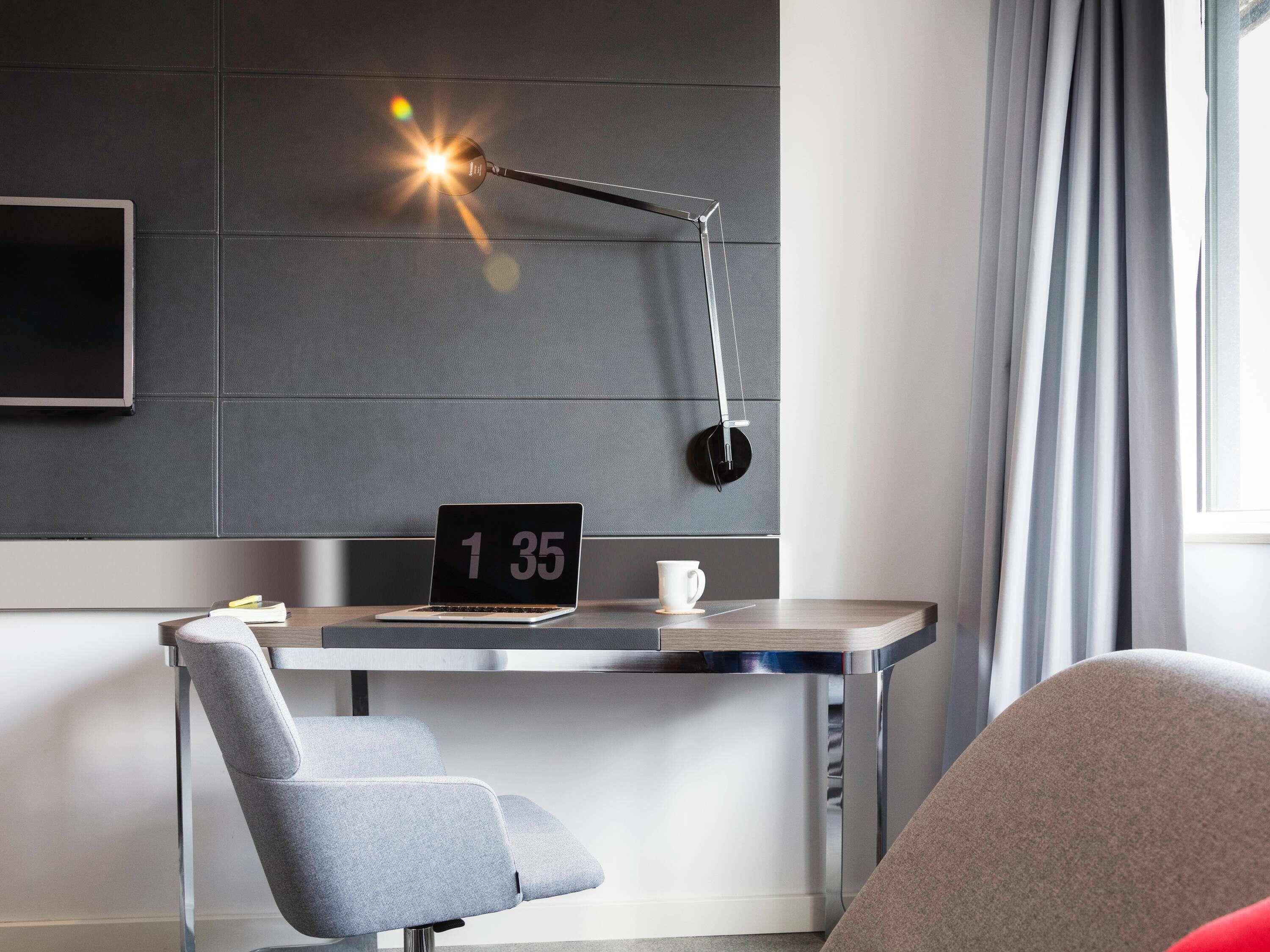 Roupa hipoalergénica, minibar, cofre com capacidade para portátil 