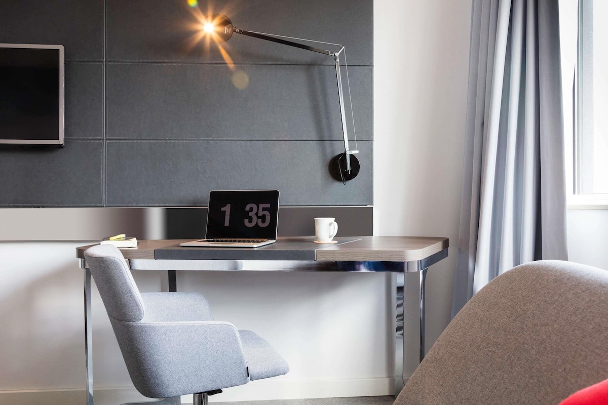 Roupa hipoalergénica, minibar, cofre com capacidade para portátil