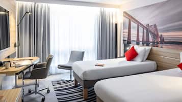 Quarto standard, 2 camas de solteiro | Roupas de cama antialérgicas, frigobar, cofres nos quartos, escrivaninha
