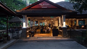 Pequenos-almoços, almoços, jantares servidos, com vista para o jardim