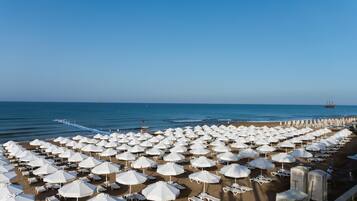 Praia particular, barracas de praia de cortesia, espreguiçadeiras