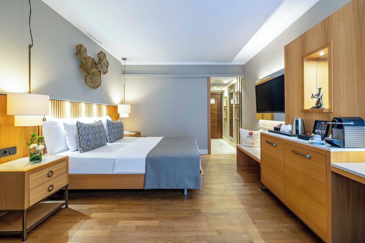 Quarto superior, banheira de hidromassagem | Frigobar (abastecido com itens grátis), cofres nos quartos