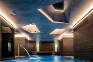 Piscina interna, funciona das 9h às 21h, espreguiçadeiras