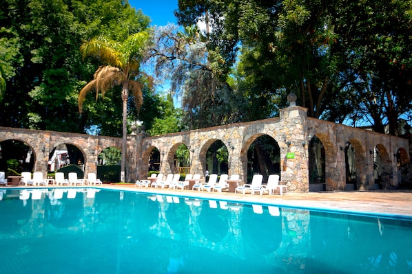 Piscina exterior, guarda-sóis