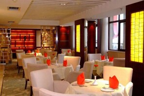 2 restaurantes, pequenos-almoços servidos, cozinha chinesa 