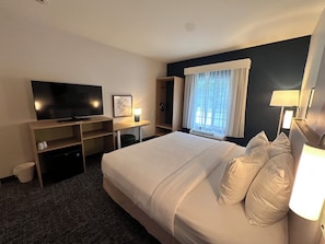 Quarto, 1 cama King, acessível (Mobility, Roll-In Shower) | Escrivaninha, ferros/tábuas de passar roupa, Wi-Fi de cortesia
