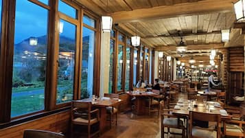 Café da manhã, almoço e jantar; culinária internacional