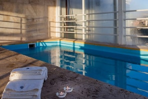 Piscina interna, guarda-sóis, salva-vidas no local