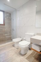 Quarto família | Banheiro | Chuveiro, secador de cabelo, bidê, toalhas de banho
