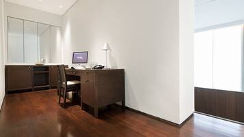 Um espaço de escritório moderno com uma mesa, cadeira e computador.