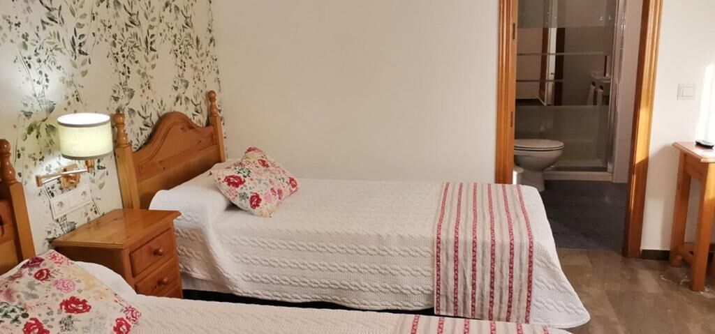 Edredons de pluma, berços (sobretaxa), Wi-Fi de cortesia, roupa de cama