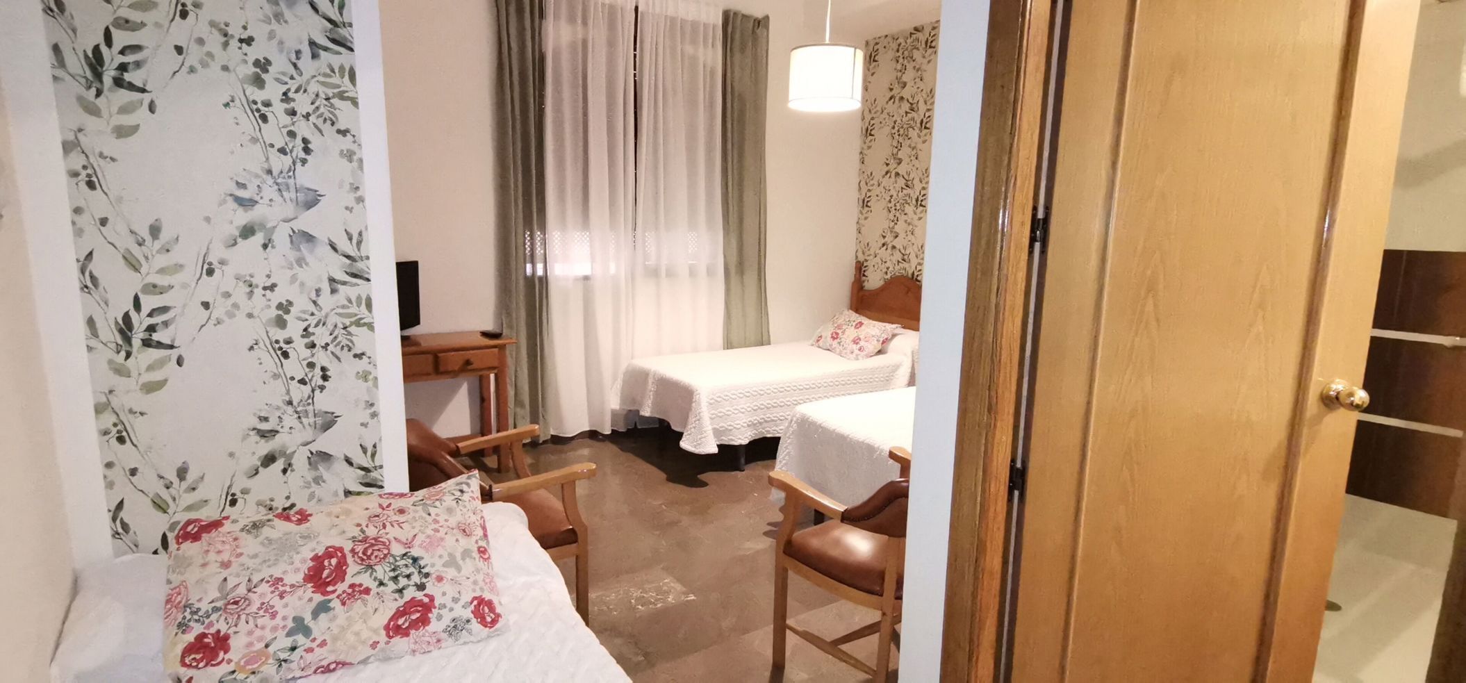 Edredons de pluma, berços (sobretaxa), Wi-Fi de cortesia, roupa de cama