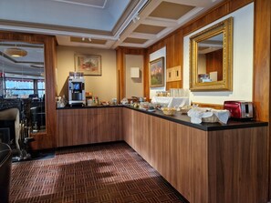 Café da manhã com buffet todos os dias mediante uma taxa