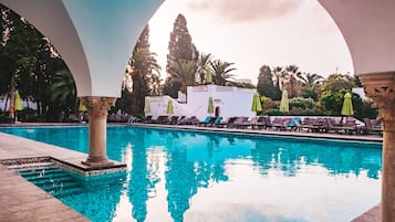 Piscina interior, piscina exterior, guarda-sóis, espreguiçadeiras