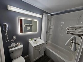 Quarto, 2 camas de casal (Drive-Up Ground Floor) | Casa de banho | Uma combinação polibã/banheira, um secador de cabelo 