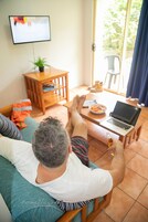 Apartamento, 1 quarto (Not Pet Friendly) | Sala de estar | Televisor de ecrã plano de 50 polegadas com canais digitais, televisor