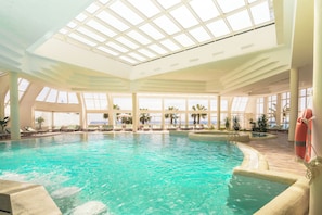 Piscina interior, 2 piscinas exteriores, guarda-sóis, espreguiçadeiras 