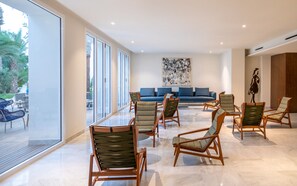 2 bares/lounges, um bar junto à piscina, um bar de praia 