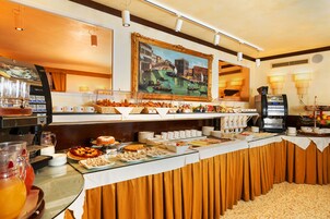 Pequeno-almoço tipo buffet diário mediante uma taxa 