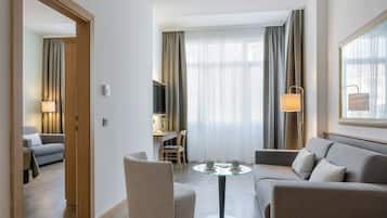 Suíte superior | Roupas de cama antialérgicas, frigobar, cofres nos quartos, escrivaninha