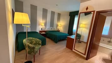 Cofre no quarto, secretária, cortinas/cortinados opacos