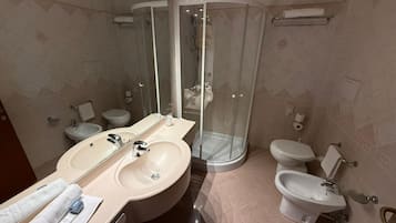 Uma banheira de imersão total, um secador de cabelo, um bidé