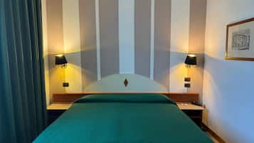 Quarto Duplo Standard | Cofre no quarto, secretária, cortinas/cortinados opacos