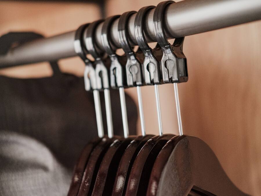 Um close-up de um corrimão de metal com uma série de apoios circulares e uma barra horizontal.