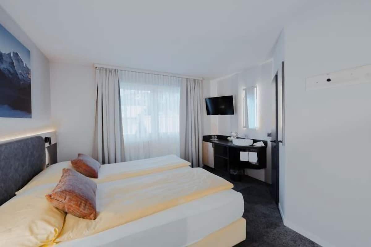 Roupas de cama antialérgicas, frigobar, cofres nos quartos, escrivaninha