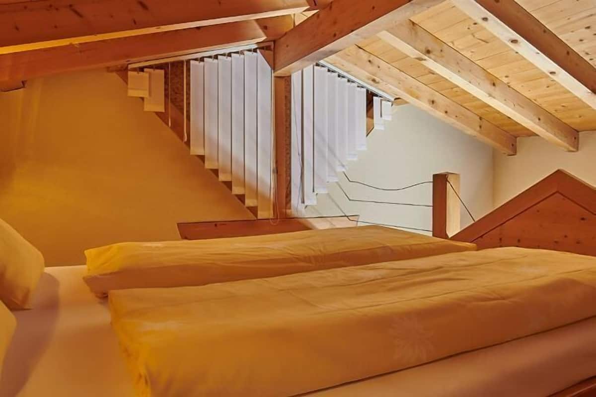 Roupas de cama antialérgicas, frigobar, cofres nos quartos, escrivaninha