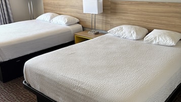 Quarto, 2 camas queen-size, não fumadores | Com decoração personalizada, com mobília individualizada, secretária