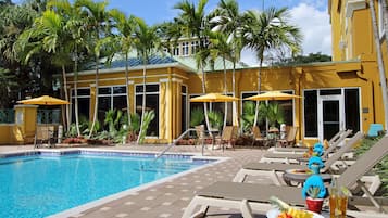 Piscina exterior, espreguiçadeiras