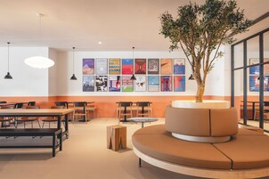 Café da manhã com buffet diário (EUR 11.50 por pessoa) 