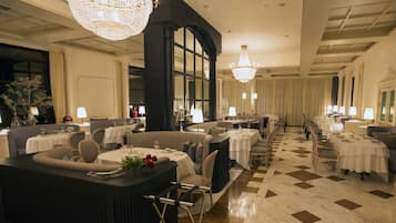 5 restaurantes, pequenos-almoços servidos, cozinha à base de marisco