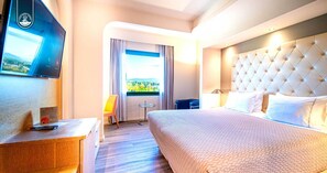 Quarto Executivo, vista para a montanha | Roupa de alta qualidade, minibar, cofre no quarto, secretária 